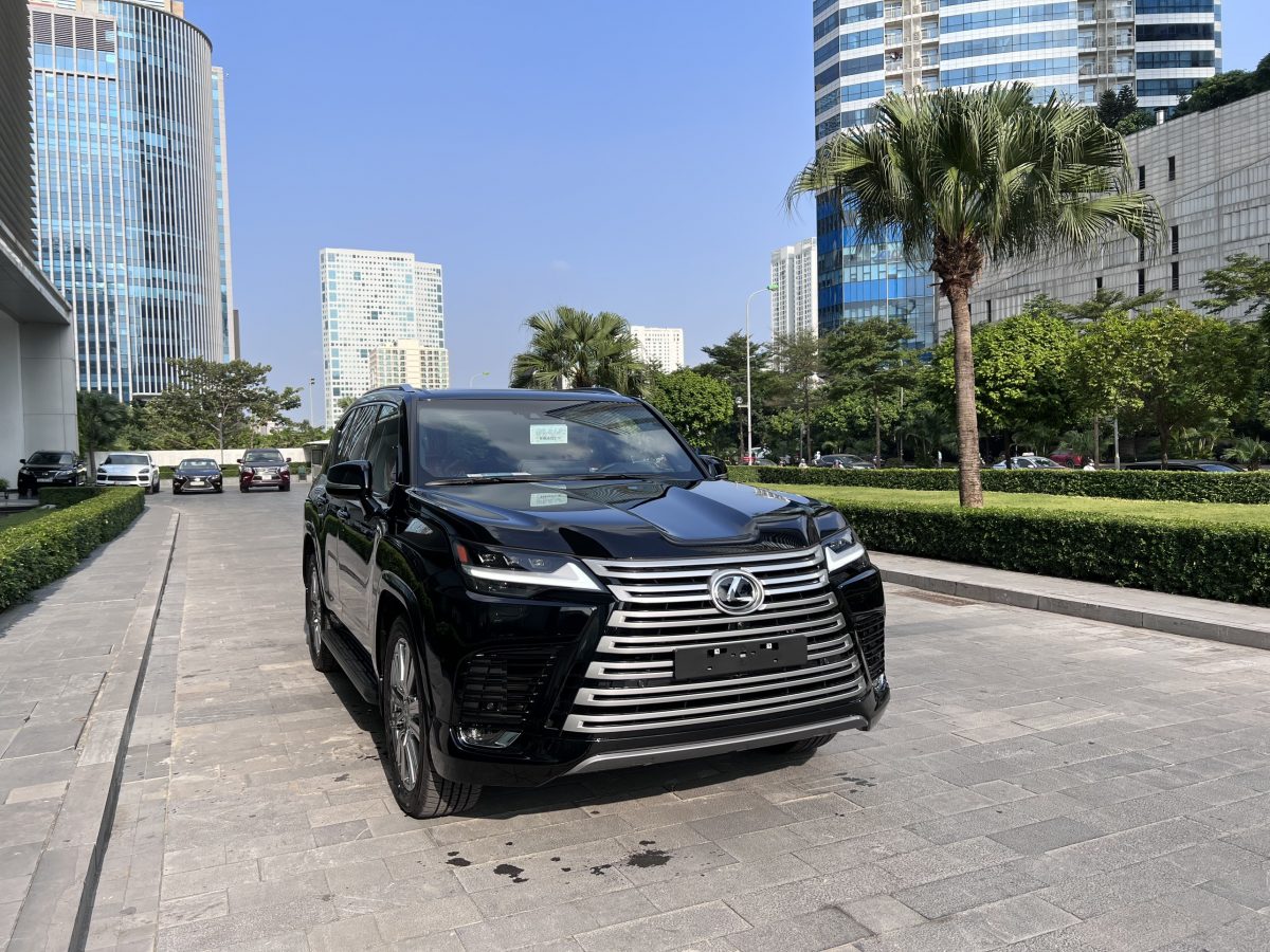Giới thiệu chiếc Lexus LX 600 VIP màu đen, nội thất nâu