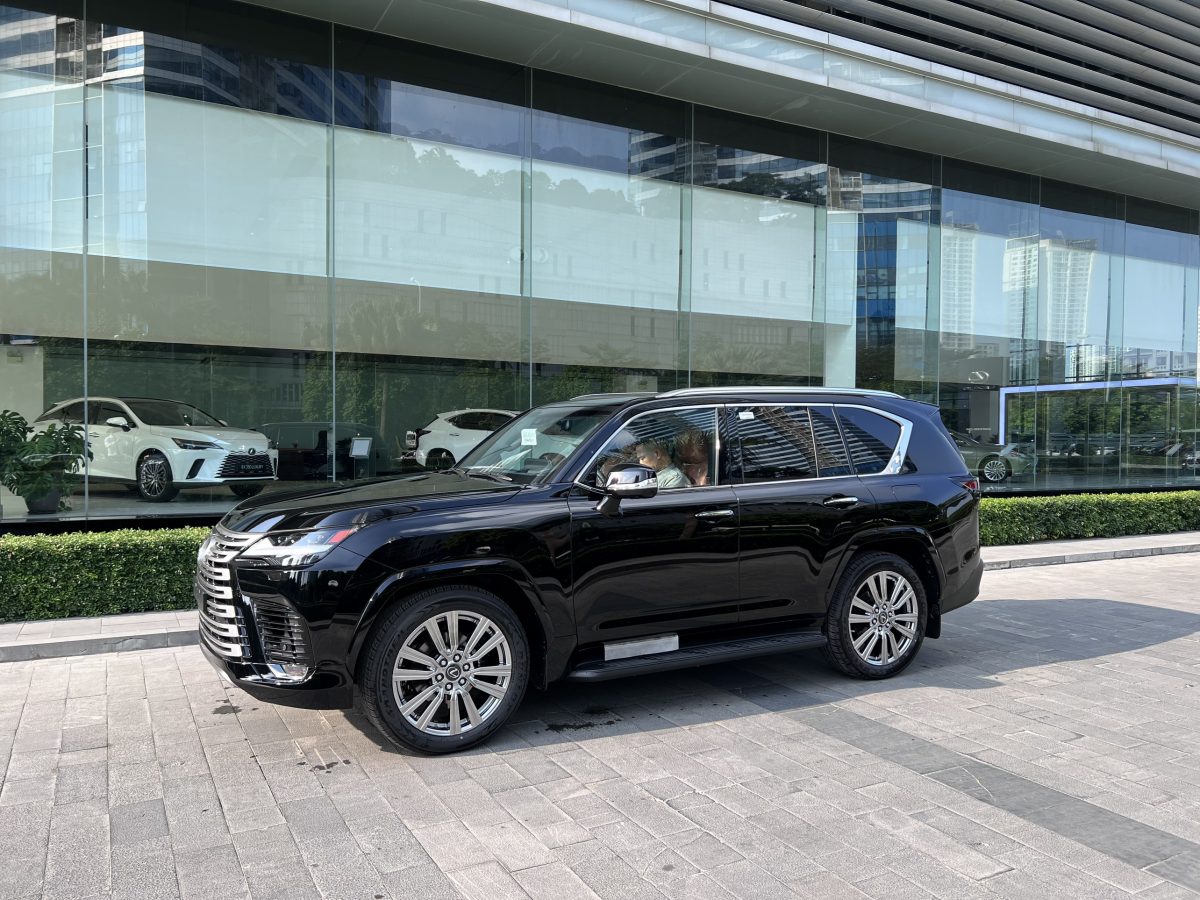 Giới thiệu chiếc Lexus LX 600 VIP màu đen, nội thất nâu