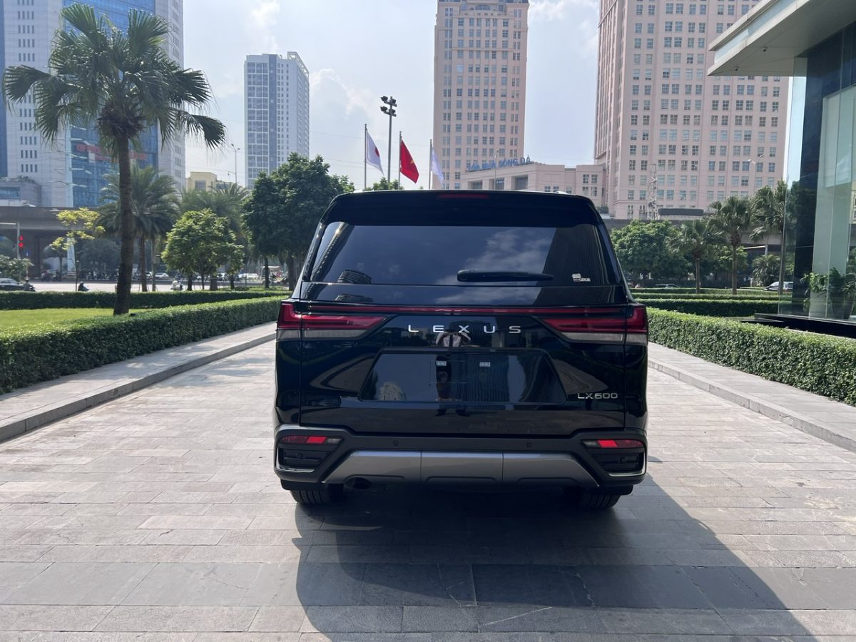 Giới thiệu chiếc Lexus LX 600 VIP màu đen, nội thất đen